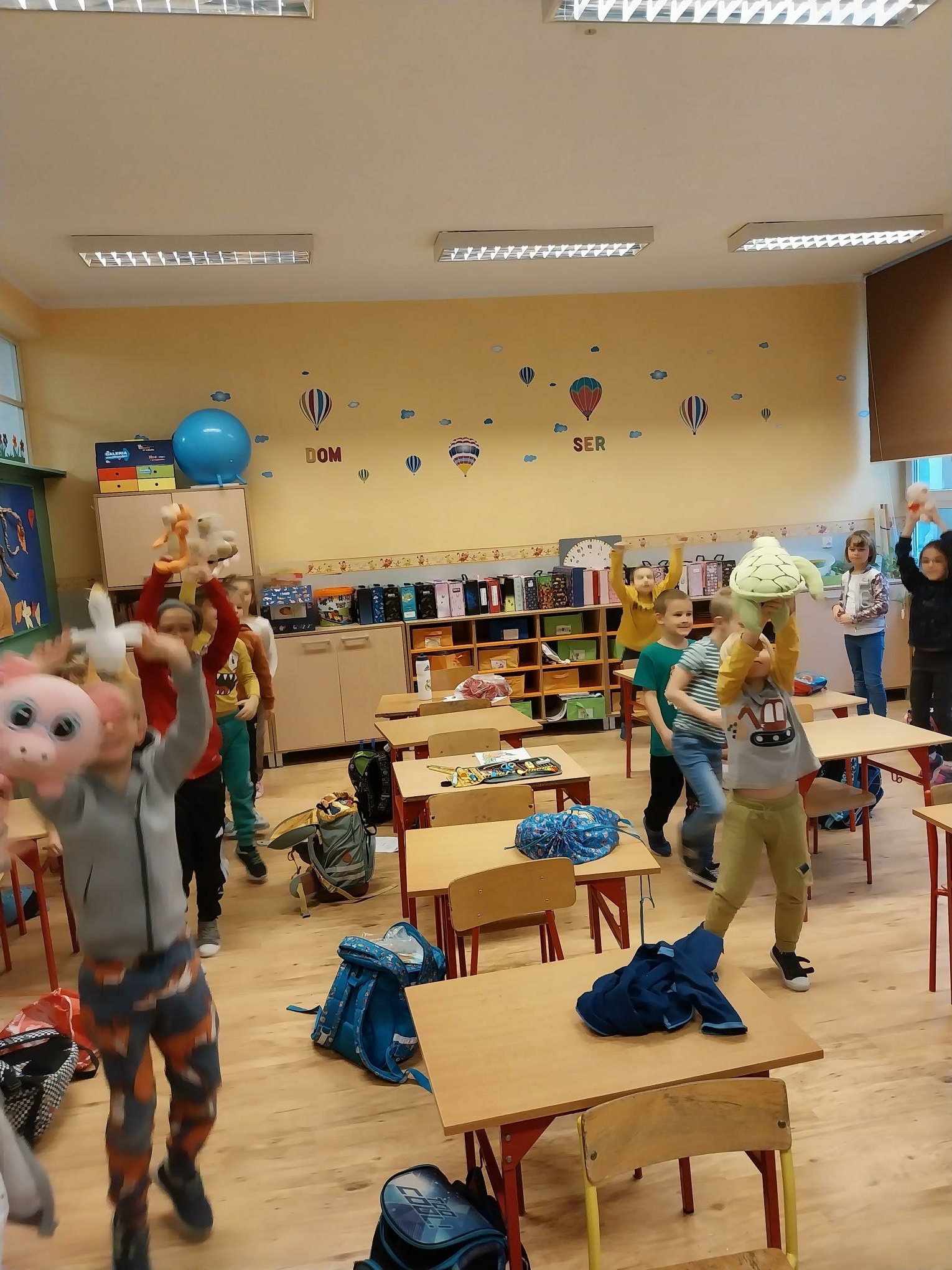 Światowy Dzień Pluszowego Misia – Alicja i Wiktoria z kl. 4a prowadzą ...