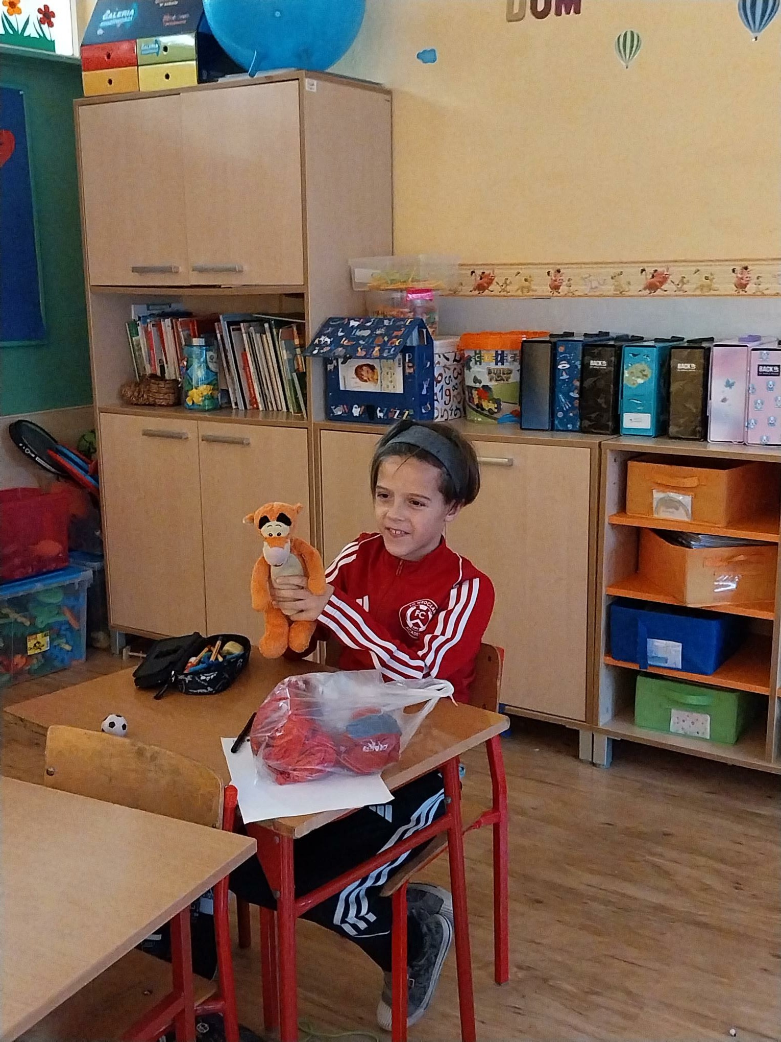 Światowy Dzień Pluszowego Misia – Alicja i Wiktoria z kl. 4a prowadzą ...