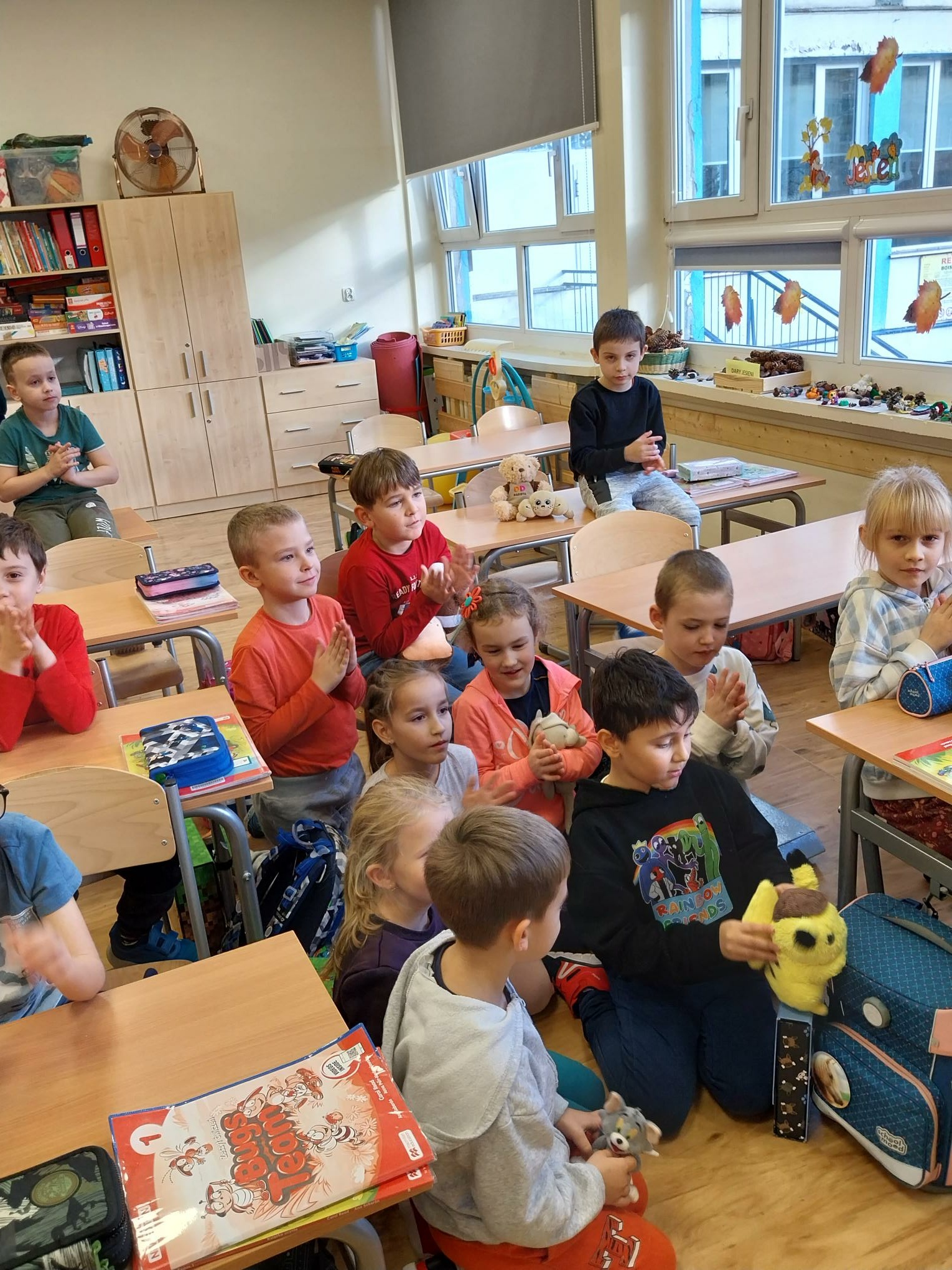 Światowy Dzień Pluszowego Misia – Alicja i Wiktoria z kl. 4a prowadzą ...