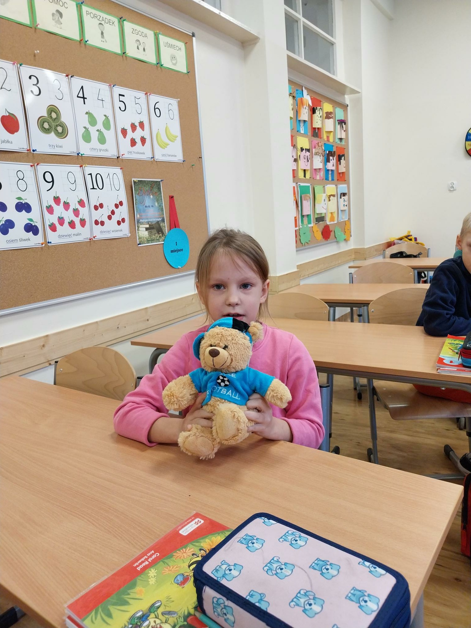 Światowy Dzień Pluszowego Misia – Alicja i Wiktoria z kl. 4a prowadzą ...