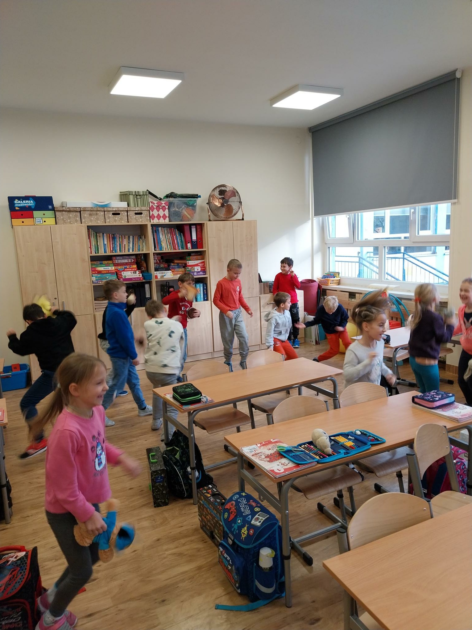 Światowy Dzień Pluszowego Misia – Alicja i Wiktoria z kl. 4a prowadzą ...